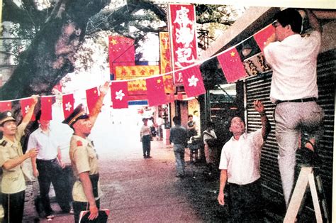 計劃不變雷打不動 深圳中英街居委會主任風雨不改歡送駐港部隊 香港文匯報