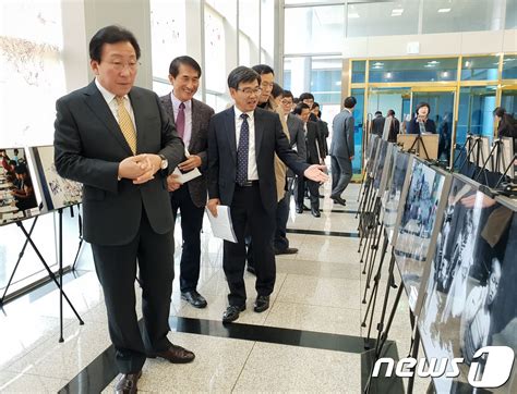 추억의 학교 사진전 관람하는 민병희 교육감