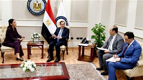 الملا يبحث مع مفوض الاتحاد الأوروبي خفض الانبعاثات من قطاع البترول