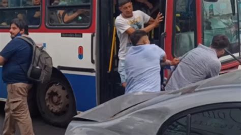 Relato Salvaje Un Colectivero Discutió Con Un Conductor Por Un Roce Y