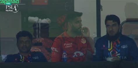 What Is Imad Wasim Smoking In Dressing Room During PSL 9 Final NEWS