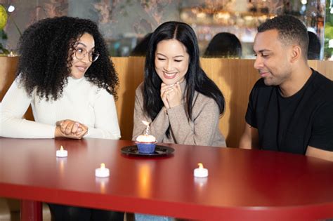 다양한 그룹 친구들이 커피숍 카페 생일 컵케이크 캔들을 즐깁니다 25 29세에 대한 스톡 사진 및 기타 이미지 25 29세 남성 다민족 그룹 Istock