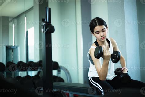 Jeune Belle Fille Faisant Des Exercices Avec Haltère Dans La Salle De