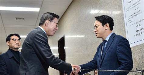 박형준 산업은행 부산 이전 촉구 서한 민주당 전달