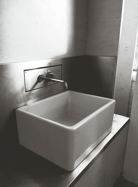 Un Fregadero De Cerámica En Un Baño Público Foto Premium