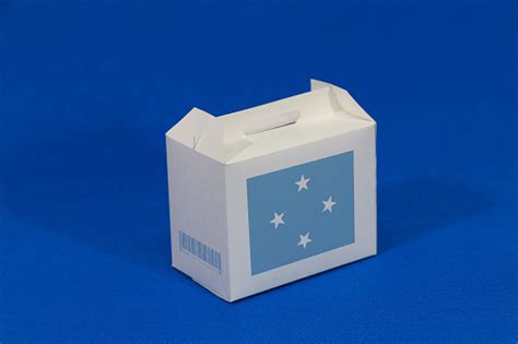 바코드와 파란색 배경에 국가 플래그의 색상흰색 상자에 미크로네시아 플래그 미크로네시아 연방 에서 수출 거래의 개념 패턴에 대한 스톡 사진 및 기타 이미지 Istock