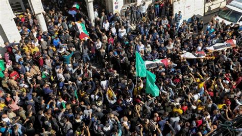 شاهد الفلسطينيون يشيعون جثامين 21 شخصاً قضوا جراء حريق في غزة Euronews