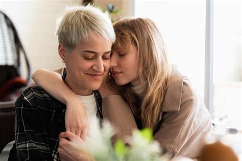 Momento Terno E Amoroso Duas Jovens Lésbicas Vão Se Beijar Sentadas
