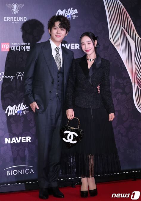사진 이사강·론 부부 춘사 영화제 동반 나들이 머니s