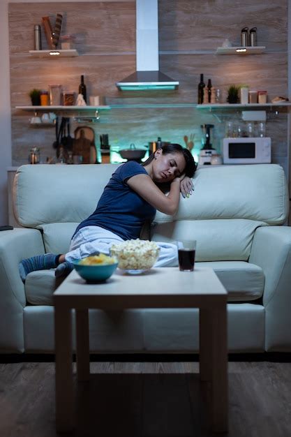 Femme Fatiguée Fermant Les Yeux En Regardant Un Film La Nuit Femme Au