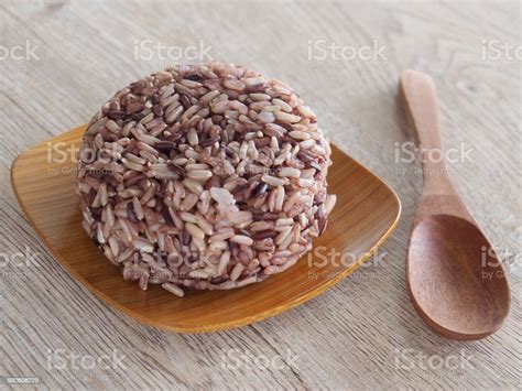 나무 요리와 건강 한 규정식에는 오래 된 나무 테이블에 숟가락에 태국 증기 쌀 베리 그리고 영양의 혜택입니다 신체와 형태를 강화