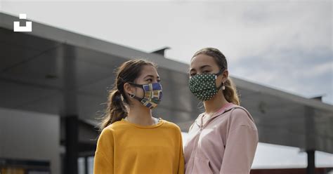 주황색 긴팔 셔츠와 회색 레깅스를 입고 검은색 안경테를 쓴 여자 사진 Unsplash의 무료 코 비드 19 이미지