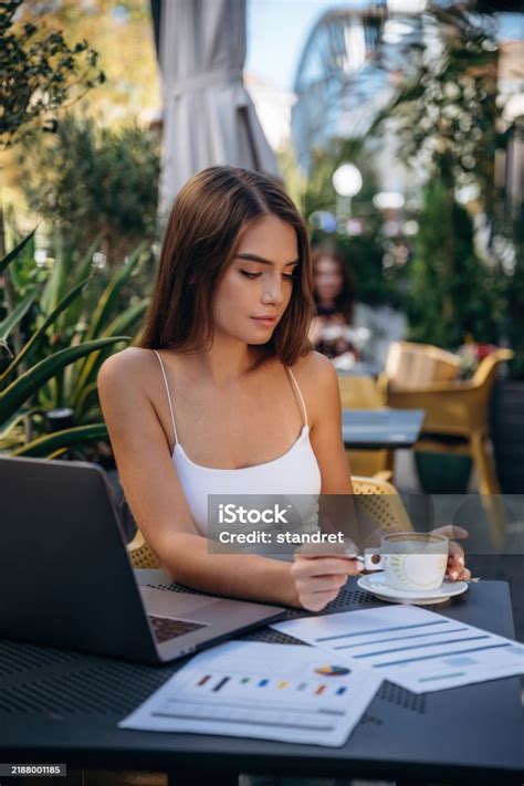 설계 문서 작업 아름 다운 젊은 여자는 테이블 옆 레스토랑의 야외에 있습니다 18 19세에 대한 스톡 사진 및 기타 이미지 18 19세 가을 계절 Istock