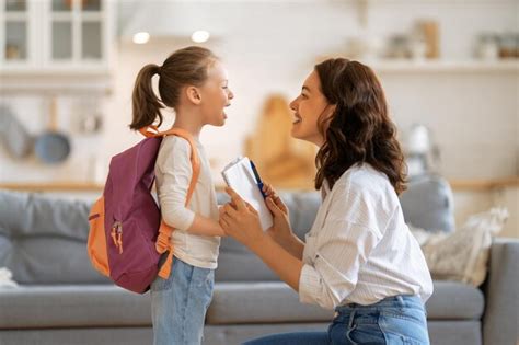 Família Feliz Se Preparando Para A Escola Foto Premium