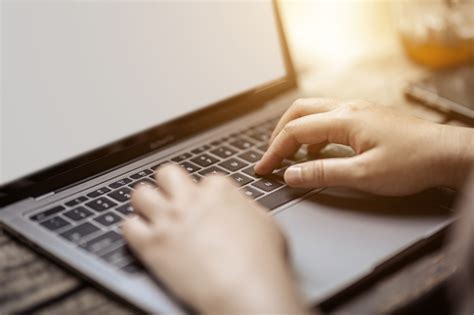 프리랜서 사람들의 클로즈업 비즈니스 노트북 컴퓨터와 스마트 폰으로 일하는 여성 캐주얼 커피 숍의 커피 컵 통신 개념 Brand Name Smart Phone에 대한 스톡