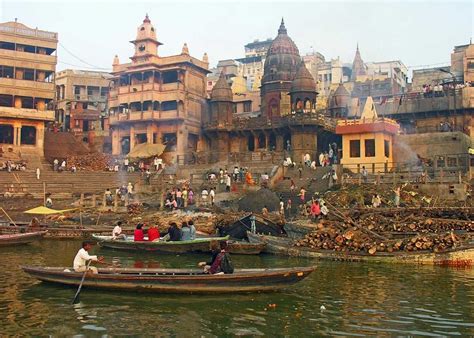 मणिकर्णिका घाटः माता सती का अंतिम संस्कार भी इसी घाट पर भगवान शिव