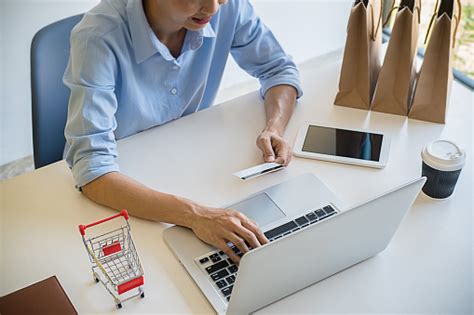 신용 카드를 들고 노트북 컴퓨터를 사용하는 젊은 여성 온라인 쇼핑 컨셉 고객에 대한 스톡 사진 및 기타 이미지 고객 구매 금융 Istock