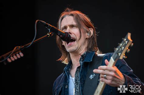 Myles Kennedy издава днес новия си албум The Art Of Letting Go