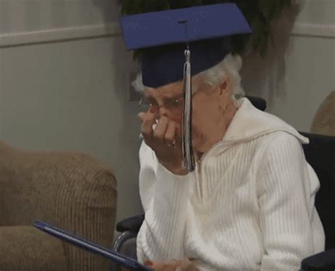 A 97 ans une mamie reçoit enfin son diplôme du lycée