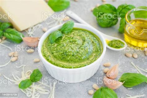 회색 콘크리트 배경에 요리하기 위한 재료가 있는 흰색 그릇에 담긴 전통적인 이탈리아 바질 페스토 소스 공간을 복사합니다 0명에 대한 스톡 사진 및 기타 이미지 Istock