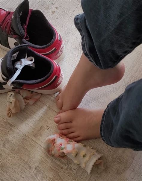 Sweaty Feet And Socks After A Long Day In College 😫 R Giantessfeet