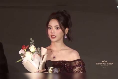 24岁杨超越赢麻了，出席品质盛典前凸后翘，秒杀全场一线花旦！
