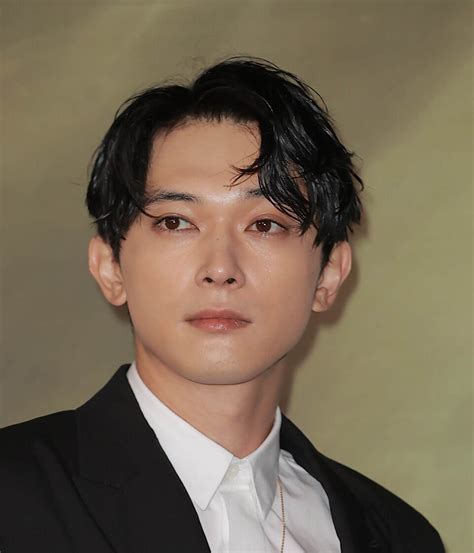 吉沢亮、自宅マンションの隣室に無断侵入し任意聴取と報道 アミューズが声明文で謝罪｜ニフティニュース