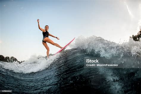 튀는 강 파도에 서핑 스타일의 웨이크 보드에 균형 여자의 측면 보기 30 39세에 대한 스톡 사진 및 기타 이미지 30 39세 강 건강한 생활방식 Istock