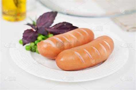 与上一盘蔬菜香肠