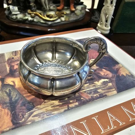 새롭게 발견하는 역사의 보석 동전 모양의 잔을 만나보세요 티나 엔틱