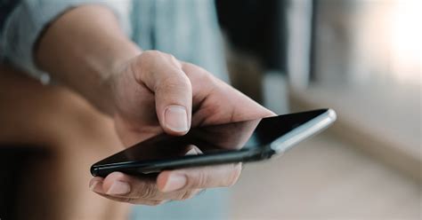 Evde Akıllı Telefon Kullanarak Adam Kapatın Stok Fotoğraflar And Adamlar