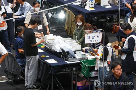 강서구청장 보궐선거 투표용지 분류작업 연합뉴스