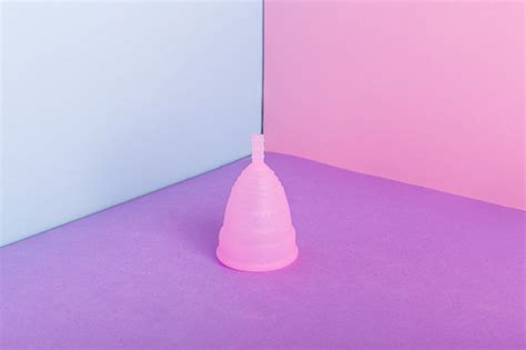 컬러 배경에 핑크 재사용 생리 컵 여자 중요 한 일 부인과 생리 주기 생리 위생 여성 위생 친환경 제로 폐기물 컨셉 컵에 대한