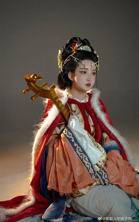 吾家嫁我兮天一方 刘细君和亲公主汉服 摄影调色：无恙的照相机 协力：小四sto超好 发型：嵩希希 展开全文c图片
