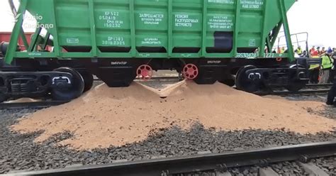 Polish Farmers Spill Ukraines Grain From Hopper Car Near The Border