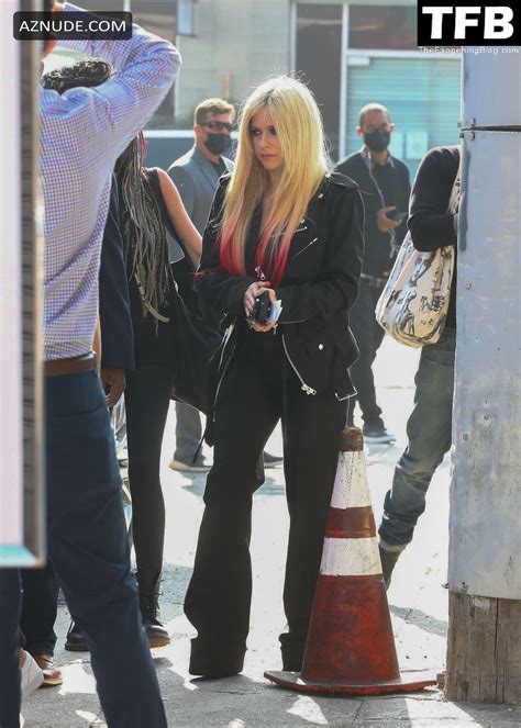 Avril Lavigne Flaunts Her Sexy Boobs At Variety 2021 Music Hitmakers