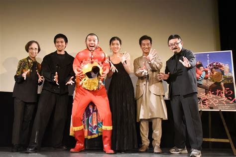 Morohaアフロ初主演映画が完成、友人の東出昌大が花束を手にサプライズ Joysound 音楽ニュース