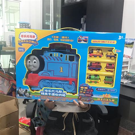กล่องเก็บรถไฟ Thomas เปิดมาเป็นรางแล่นได้ ขนาดกล่องเก็บ 29 Cm X 28 Cm ชุดนี้คุ้มสุดๆ มาในกล่อง