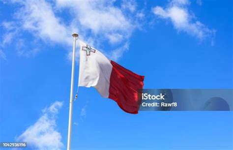 몰타 플래그입니다 푸른 하늘 배경 흔들며 기둥에 몰타 플래그 0명에 대한 스톡 사진 및 기타 이미지 0명 가리기 경제