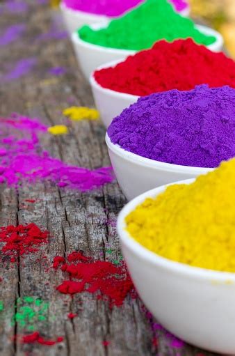 카피 공간과 수직 방향의 선택적 초점과 나무 배경에 흰색 그릇에 전통적인 유기 홀리 축제 Gulal 또는 분말 색상의 클로즈업 0명에 대한 스톡 사진 및 기타 이미지