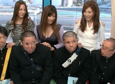 【逆ナンパ】田舎から東京にやって来た童貞修学旅行生をav女優たちが筆おろし！ 企画