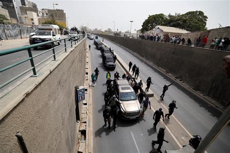 Au Sénégal Ousmane Sonko Sorti De Force De Sa Voiture Après Avoir