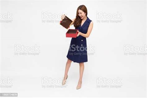 흰색 배경에 고립 된 선물 상자를 여는 행복한 미소 아시아 여성의 초상화 선물 상자에 대한 스톡 사진 및 기타 이미지 선물