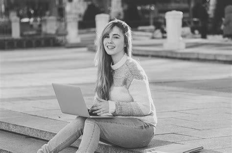 꽤 젊은 쾌활한 십대 여성 일하거나 노트북 컴퓨터에서 공부하는 행복하고 도시 야외 도시 배경의 계단에 앉아 학생 라이프 스타일 온라인 교육 및 기술 개념 대학생에 대한 스톡