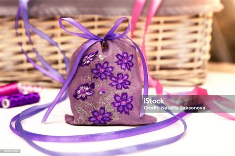 고리 버들 바구니의 배경에 리본으로 묶인 보라색 린넨 가방 작은 물건 말린 허브 향기로운 가방의 저장 비즈에 대한 스톡 사진 및 기타 이미지 Istock