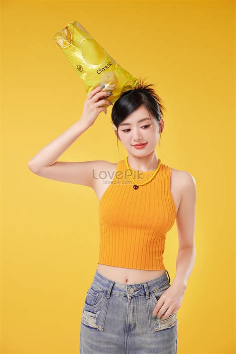 감자칩을 들고 행복한 소녀 사진 무료 다운로드 Lovepik