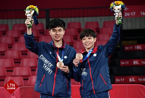 自由時報 圖輯 今晚台灣隊桌球混雙奪下銅牌，為兩位好手鄭怡靜、林昀儒大大喝采！ 怡靜不哭！你們很棒，辛苦了！