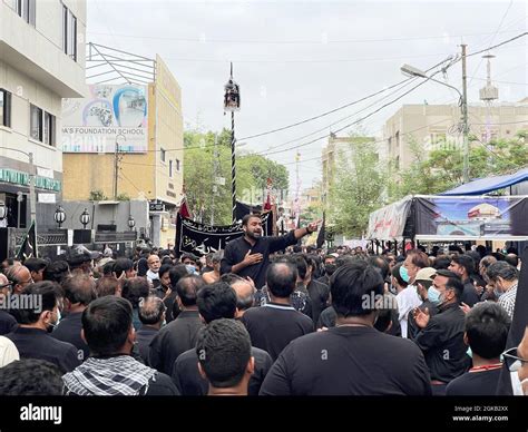 Los Devotos Del Imam Hussain Están Celebrando Una Procesión De Luto En