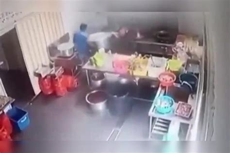 男子不慎滑倒，被滚烫的热粥浇灌全身，监控拍下惊魂一幕监控惊魂全身