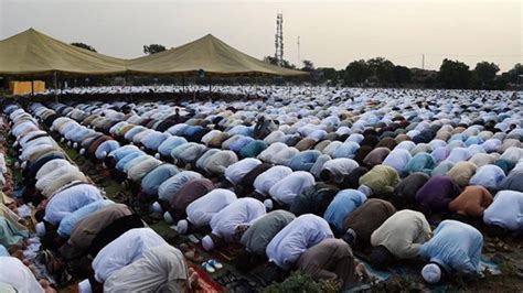 Tata Cara Shalat Idul Fitri Lengkap Bacaan Niat Doa Iftitah Bacaan Di Sela Takbir Waktu